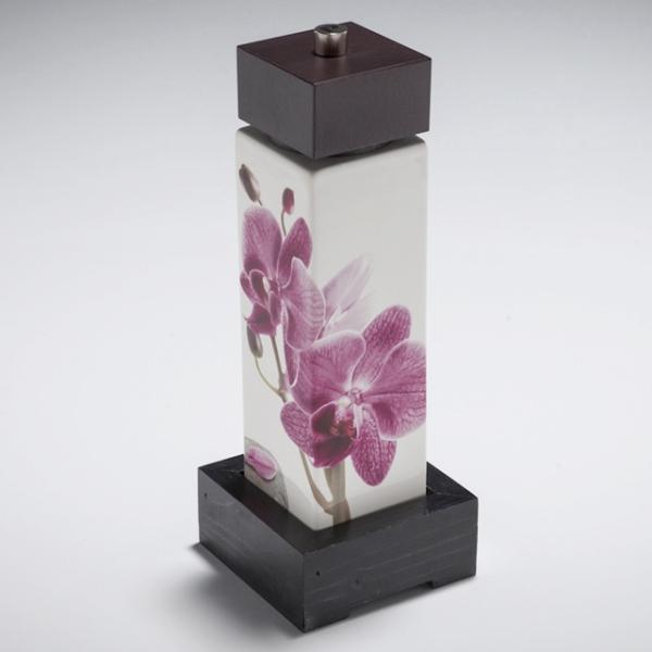 ceramiche VIVAはイタリアのブランド。卓上やキッチンに挽き立ての香りを漂わせるペッパー用のミルです。金属刃なので、挽き味もスムーズで長持ち。神秘的な印象を受ける花と石をデザインしたセラミックのボディは、いつもの食卓を上品でオシャ...