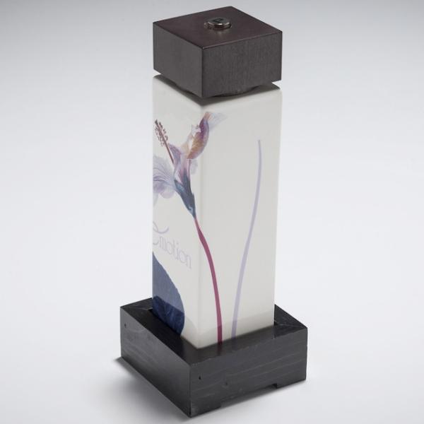 ceramiche VIVAはイタリアのブランド。卓上やキッチンに挽き立ての香りを漂わせるペッパー用のミルです。金属刃なので、挽き味もスムーズで長持ち。気品溢れる紫色の花をデザインしたセラミックのボディは、いつもの食卓を上品でオシャレに演出...