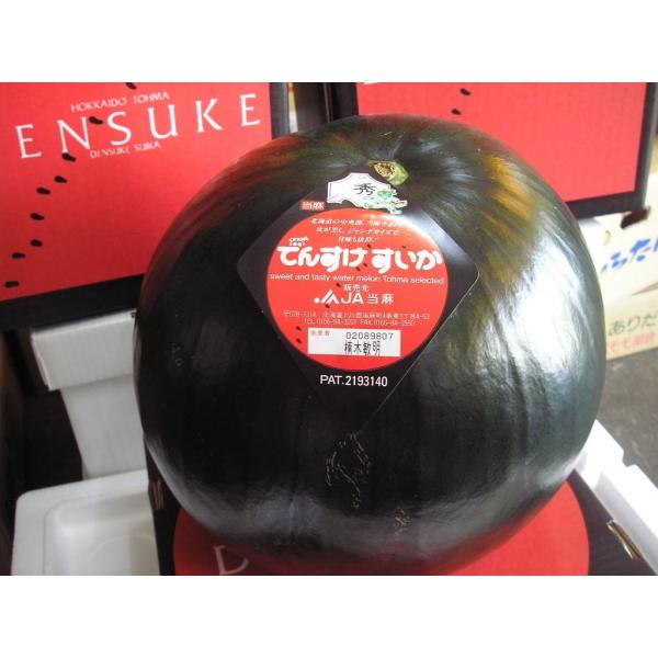 【発売日：2026年06月20日】でんすけすいか秀品　４Ｌサイズ（１玉約９ｋｇ・糖度１１〜１２度）縞模様のない真っ黒な外観と、鮮やかな赤い果肉が特徴的な、北海道当麻町特産のブランドすいかです。当麻農協で外観・内部空洞・糖度等の厳しい選果基準...