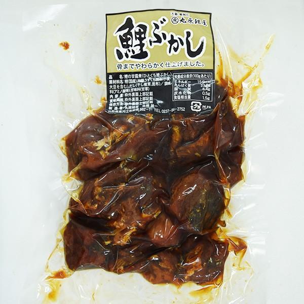丸原鯉屋で最も長くご愛顧を受けている商品です。ずっと製法を受け継いでいるので当店の歴史を知っている。と言っても言いすぎではないと思います。水揚げした鯉を時間を置かずに素早く輪切りにし、血抜き・脂抜きします。鯉を鍋に丸く揃えて並べて、長年継ぎ...