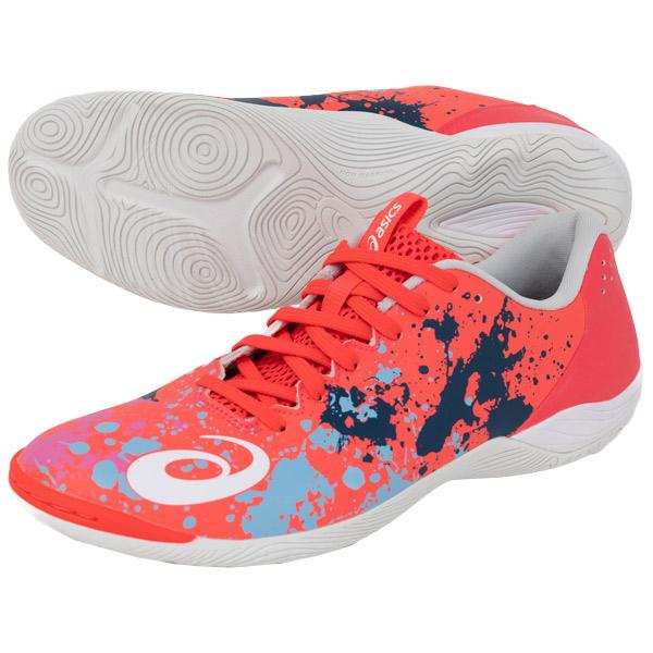 やわらかさを重視するフットサルプレーヤーへ。インドア用フットサルシューズ。アッパーにはやわらかいマイクロファイバー人工皮革を採用することで、耐久性とフィット性を両立。Uスロートを外側に向けることにより、インサイドのタッチポイントを増やすとと...
