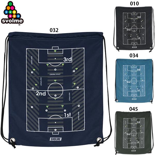 バックプリントにFOOTBALLのゲームモデルには欠かせない５レーンとサードオブザピッチのデザイン。自陣からディフェンシブサード、ミドルサード、アタッキングサード。【素材】タフタ/ポリエステル100%【カラー】010：ブラック032：ネイビ...