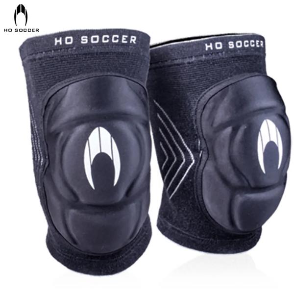 まだまだ固いクレーグラウンドが多い日本においては、強い味方となってくれる膝当て。完璧な衝撃吸収を実現するため、内側に大きなパッドがあります。パッドは、摩耗に強い素材で覆われています。付け心地は非常に快適であり、解剖学的に完全に調整された配置...