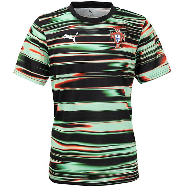 2025年ポルトガル代表の半袖プレマッチシャツです。公式戦試合前トレーニング時に選手が着用予定のアイテム。【素材】本体：シングルジャージ/リサイクルポリエステル100%【カラー】18：プーマブラック×プーマホワイト【サイズ】インポートサイズ...