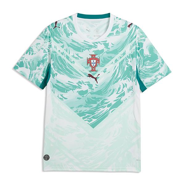 2026年ポルトガル代表の半袖アウェイレプリカユニフォーム。ポルトガルの象徴的な選手たちにインスパイアされたアウェイキットは、ホームキットの海をモチーフにしたデザインを継承する白とラグーングリーンで登場。世界最大の舞台のためにデザインされ、...