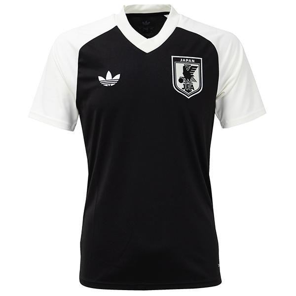 アディダス サッカー日本代表 2026 半袖プレマッチシャツ。日本の文化にインスパイアされたアディダス サッカー日本代表 2026 アウェイ プレマッチ レプリカ ユニフォームは、伝統と機能性が見事に融合した一着。手描きタッチの書道グラフィ...