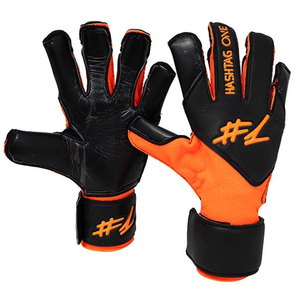 ハッシュタグワン『FUERZA』シリーズのキーパーグローブ。【仕様】カット：ハイブリッドロールフィンガーパーム：4mmコンタクトグリップ【カラー】ブラック×オレンジ【機能】グローブの内側への特殊ゲル「90 Fit」を搭載。グローブ内の中ズレ...