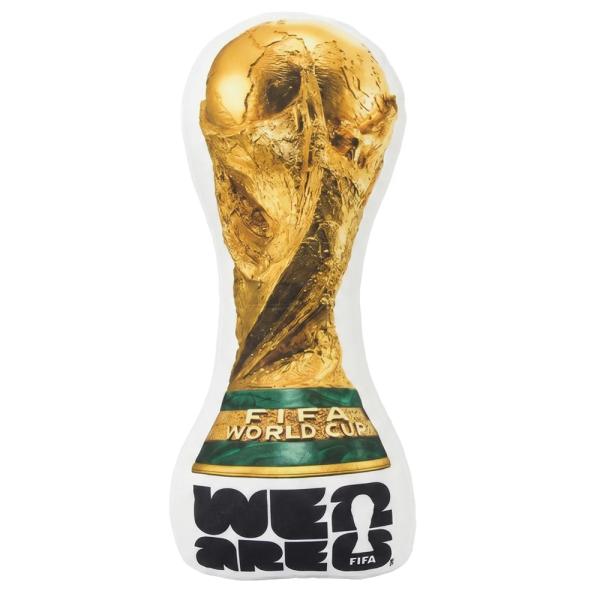 FIFAワールドカップ2026 北中米大会 オフィシャルライセンスアイテム優勝トロフィーデザインのクッション。【素材】ポリエステル【サイズ】約50×20cm