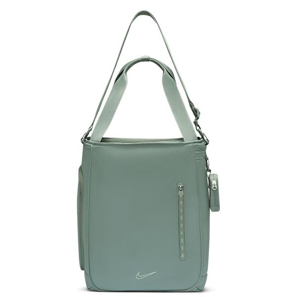 ファッション性と機能性を融合させた、ナイキスポーツウェアトートバッグ。大容量のメインコンパートメントには、ラップトップスリーブと内ポケットを装備。外側のジッパー付きポケットには、飲料ボトル、スマートフォン、鍵、カードを収納できます。いつもよ...