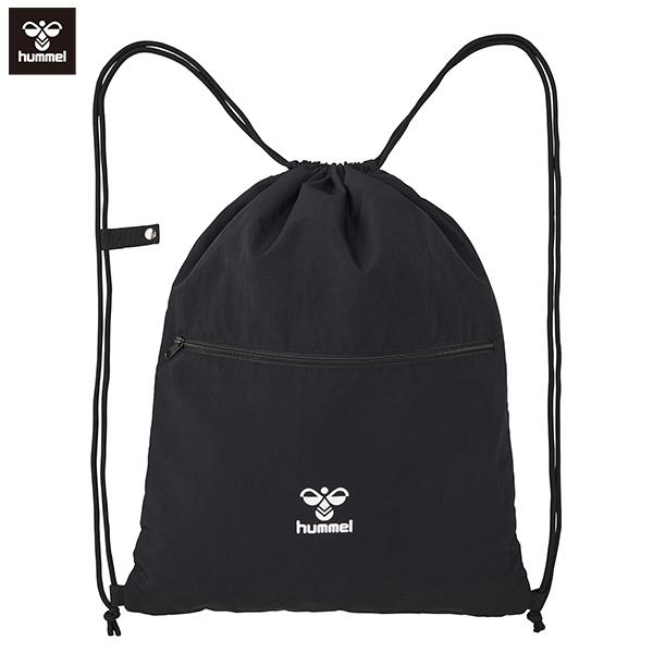 オンオフ問わず使いやすいファスナーポケット付きジムサック。【素材】合成繊維【カラー】90：ブラック【サイズ】高さ50×長さ39cm【発売時期】2026年春夏