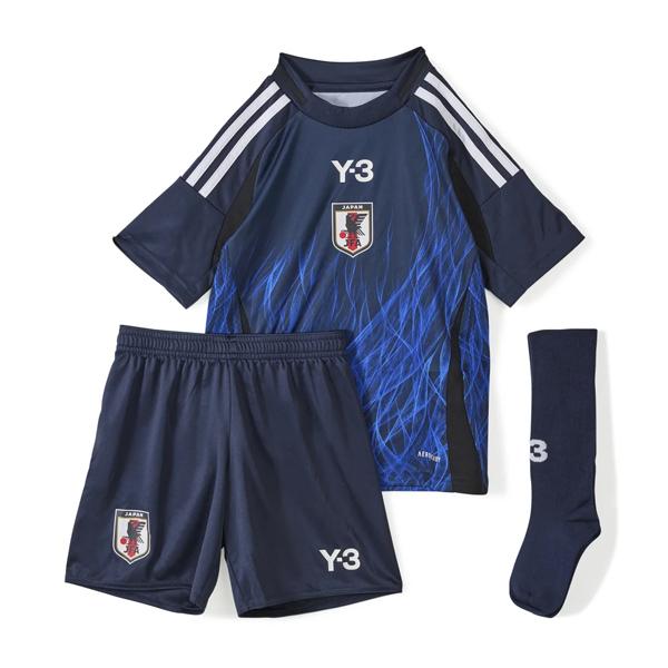 アディダス サッカー日本代表 2024 ジュニア用ホームレプリカミニキット！日本代表チームが一つの炎になって力強く燃え上がる。ホームカラーのブルーをベースに、日本の力強さを映し出すかのような、うねりを上げて燃え上がるハンドペイントの炎のグラ...