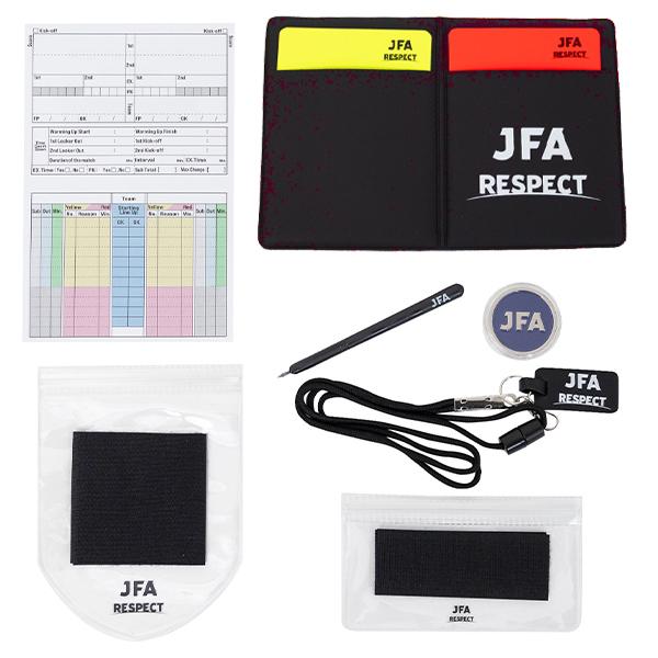 JFAオリジナルの審判グッズが登場。審判に必要なアイテム7点セット！【セット内容】・JFA レフェリーカードケース(カード付き) ・JFA マッチレコードシート(5枚入り) ・JFA レフェリートスコイン ブルー(ケース入り)・JFA ワッ...
