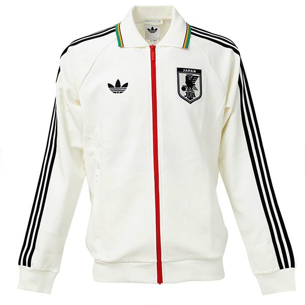アディダス サッカー日本代表 2026 アンセムジャケット。アディダス サッカー日本代表 2026 アウェイ アンセムジャケットは、モダンなひねりを加えた過去へのオマージュ。サッカーカルチャーのエッセンスを取り入れ、レトロな魅力とコンテンポ...
