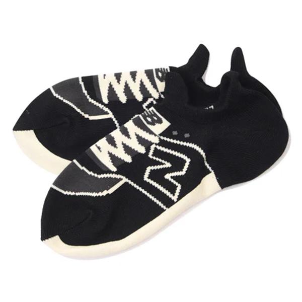 ニューバランスのシューズをモチーフにした遊び心あふれる人気のスニーカー柄ソックス。シューズを履いたときに靴下が見えないレングスを採用し、ニューバランスのヘリテージカラーで彩りました。【素材】綿、ポリエステル、その他【カラー】BK：ブラック【...