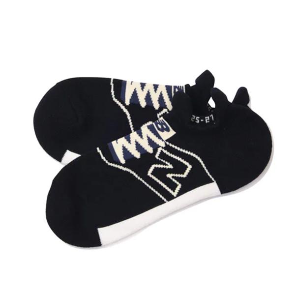 心地よい肌触りのパイル素材を使用し、ニューバランスのシューズをモチーフにした遊び心あふれるスニーカー柄で仕上げました。シューズを履いたときに靴下が見えないレングスです。【素材】綿、ポリエステル、その他【カラー】OTS：アウタースペース【サイ...