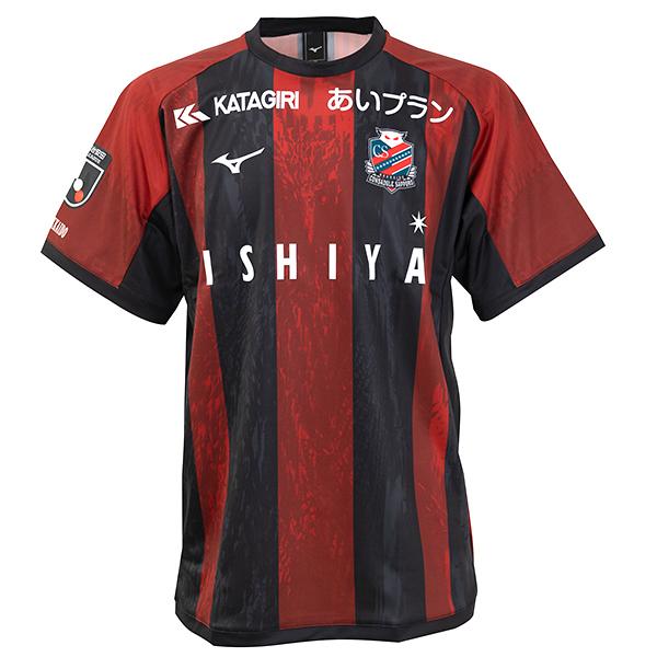 2025年Jリーグ 北海道コンサドーレ札幌のFP 1stレプリカユニフォームです。赤黒縦縞の定義を作りたいと考え、赤を中心として身頃に赤3黒2の5本のストライプを並べ、コンサドーレの赤黒縦縞のベースとなる比率を作りました。基本構成はシンプル...