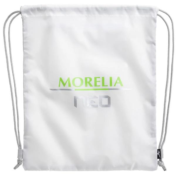 試合や練習の移動に便利なモレリアネオ限定アイテム。【素材】ポリエステル（裏加工PU）【カラー】01：ホワイト【サイズ】縦43cm×横35cm【発売時期】2025年春夏