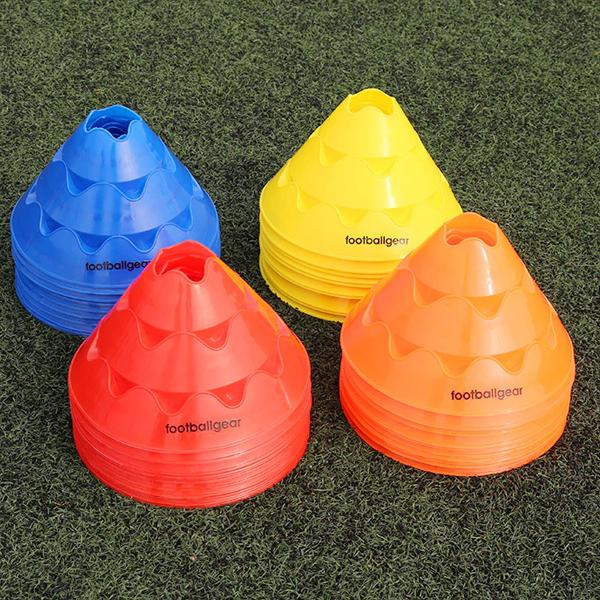 そのままでも、トレーニングポールと組み合わせても使用できます！3段階のくぼみがあり、ポールなどの高さ調節可能。10枚セット。※こちらの商品はメーカーお取り寄せとなります。発送までに通常3-7日ほどお時間を頂きます。【カラー】赤青オレンジ黄【...