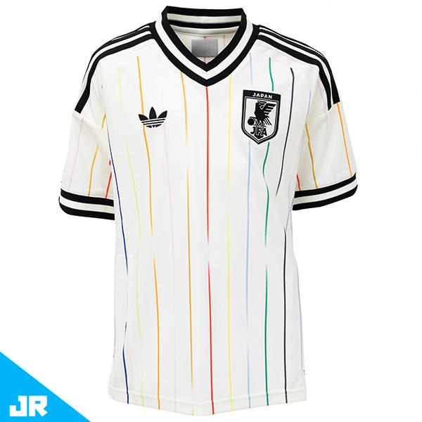 アディダス サッカー日本代表 2026　ジュニア用 アウェイレプリカユニフォーム。キッズ サッカー日本代表 2026 アウェイ レプリカ ユニフォームのカラーには、ストーリーがある。「Colors（水平線の向こう側のカラフルな景色）」という...