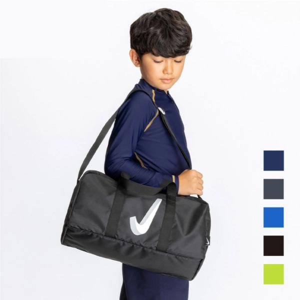 【特徴】ボストンタイプのプールバッグ。ショルダーストラップは長さ調整できる。内側に名前が記入できるネームタグあり。スイミングなどの習い事や部活はもちろん、幅広い日常シーンでお使いいただけます。【品質】ポリエステル裏面：ポリウレタンコーティン...