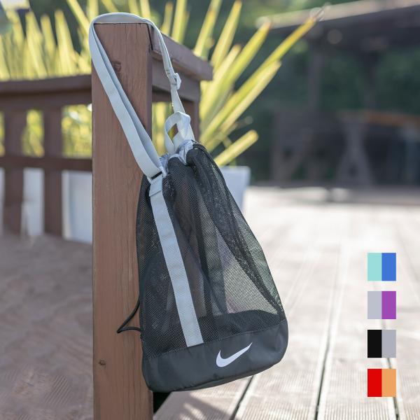 【特徴】様々な持ち方ができるメッシュプールバッグ。ストラップは縮めて肩掛け、伸ばして斜め掛けが可能。コンパクトな縦型で荷物が多くても楽に持ち運べる。【品質】ポリエステル【サイズ】41cm×22cm×22cm（20L）