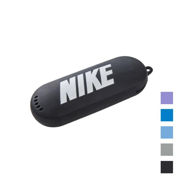 【特徴】大きめのスイミングゴーグルも入るケース。傷つきやすいゴーグルレンズを保護し、長く使うためのマストアイテム。サイドを軽く押すとトップが開き、簡単に出し入れできる。【品質】シリコーンゴム【サイズ】19cm（上部突起＋1.5cm）×7.5...