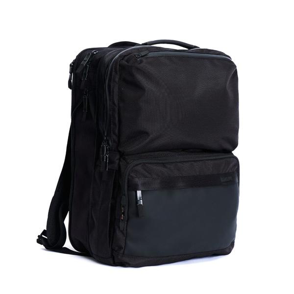 【発売日：2025年09月09日】フォーマルでマキシマルなスタイルで働くビジネスマンのために開発されたAXCEL BRIEF PACK LG。出張時に着替えや書類などを収納できる拡張式ポケットが、縦横無尽に動くビジネスマンを徹底サポートしま...