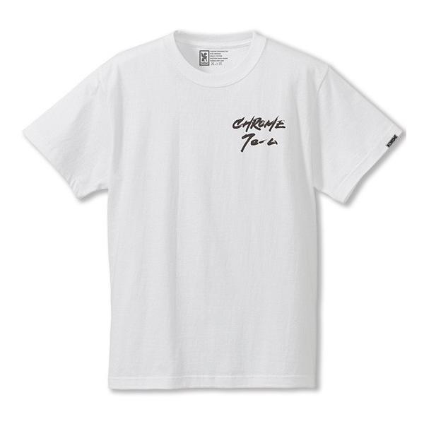 CALLIGRAPHER MAMI TEE（カリグラファー 万美 Tシャツ）は、日本限定のTシャツコレクションです。CALLIGRAPHER MAMI : 9歳のころに初めて手にした筆に衝撃を覚え、日本中の書道オタクが集結する大東文化大学書...