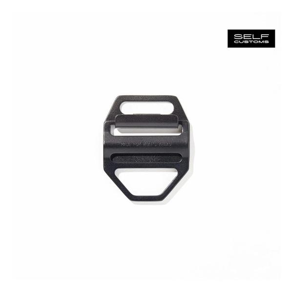 シンプルさと軽さを追求したオリジナルアジャスターメタルバックル。自由に交換可能なオリジナルバックルが豊富なカラーを携え登場！SIZE(外寸): L7.5cm x W6cm x D0.7cmMAIN MATERIAL(素材)：ALMINIUM...