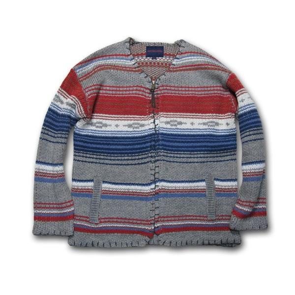 AntiBallisticの襟なしメンズカーディガンです。気軽に羽織れるのでいろいろな着こなしを楽しんでいただけると思います。素材： アクリル70%　毛30%サイズM :身幅55cm 着丈67cm 肩幅53cm 袖丈54cmL  :身幅57...