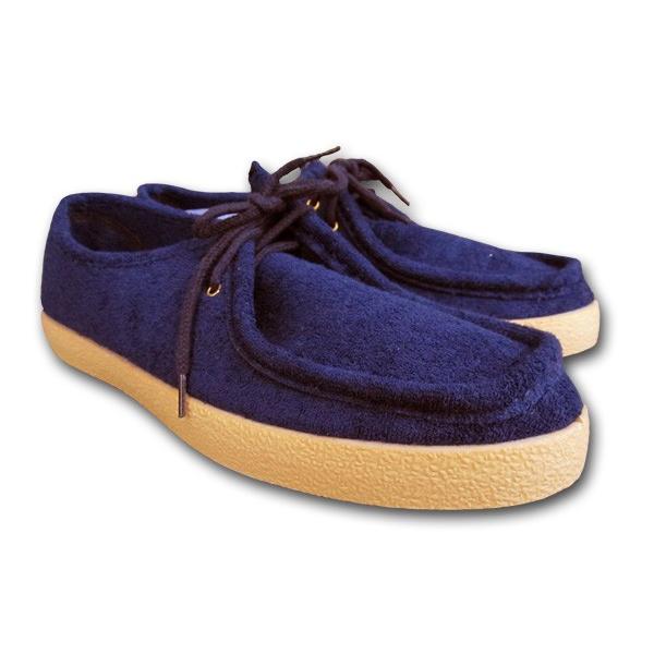 スペイン発ブランド「FRANCESCO」のスニーカーです。パイル素材が効いたワラビータイプが登場です♪素材が変わるだけでコーディネートが締まります！さらりとデニムやチノパン、スウェットに合わせたいですね。ソールはスニーカーのものを使用してい...