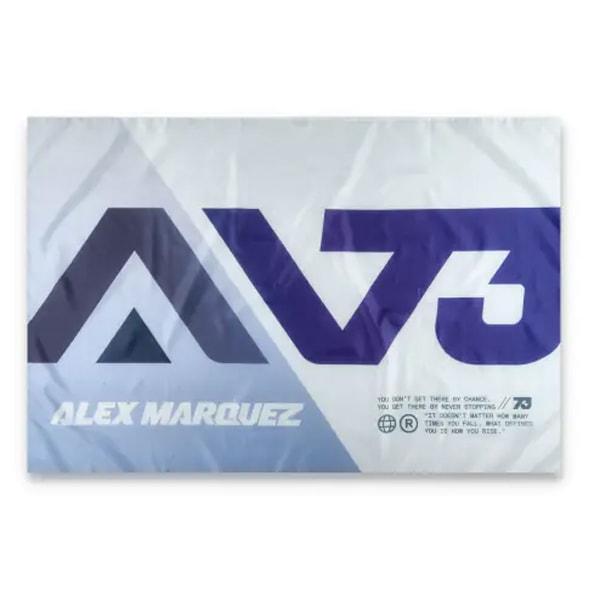 【発売日：2026年04月05日】サイズ：140 x 93 cm素材：ポリエステル100％製造国：中国中心にAM73の文字が大きくデザインされたフラッグです。