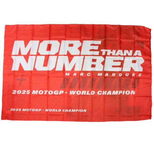 素材：ポリエステル製造国：中国サイズ：140cm×90cm仕様：ポリエステル素材のサラッとした生地。左端はポールを通せるようになっています。第17戦日本GPで、2025年シーズンのチャンピオンに輝いた、ドゥカティのマルク・マルケスのワールド...