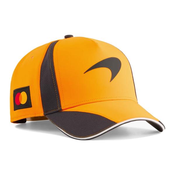 【発売日：2026年03月31日】キッズサイズ ：素材：ポリエステル製造国：中国備考：PUMA製フロントのスピードロゴはプリントで配置し、つばにはプーマロゴを刺繍が施されたキャップ。バッグにはチームロゴのタグがあしらわれ、どの角度から見ても...