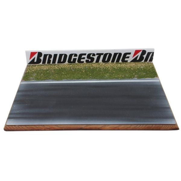 【発売日：2022年04月08日】サイズ：高さ4cm×横28cm×奥行22cm素材：セラミック陶器・プラスチック・その他※1/43モデルカーは撮影サンプルで付属しません※ハンドメイドの為、草や土の色など多少仕様が違う場合もございますのでご了...