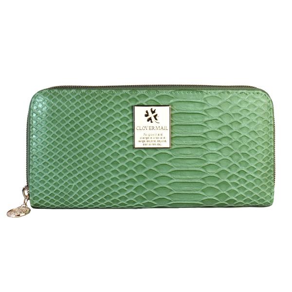 配送料無料　日本全国レターパックにてお届けします幸運の四つ葉のクローバーをモチーフにした上品な長財布です。美しいミントグリーンのフェイクレザーに施された洗練された型押しデザインが特徴的。ゴールドのブランドプレートとチャームが高級感を演出しま...