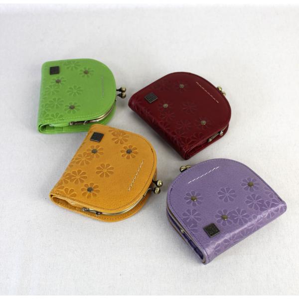 配送料無料　日本全国レターパックにてお届けします。デザイン: 可愛らしい花のフォルムが特徴的な二つ折りがま口財布で、上品な型押し模様が施されています素材: 高品質な牛革を使用し、耐久性と上質な手触りを実現した本革製品ですカラーバリエーション...