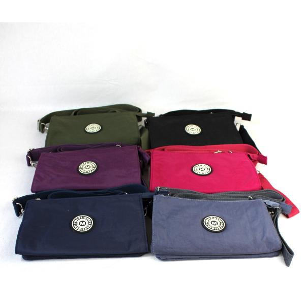 送料無料　日本全国レターパックにてお届けします。メリーメントの軽量お財布ショルダーバッグは、日常生活に欠かせない必需品をコンパクトに収納できる実用的なアイテムです。お札、コイン、カードなどの財布機能に加え、スマートフォンやハンカチなども収納...