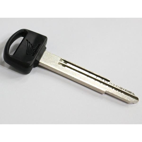 【適合車種】・メーカー：ホンダ・車種：CHF50S・年式：2004〜2009【商品説明】ホンダ純正 ブランクキーです。鍵が折れてしまった場合などにオススメです。ブランクキーですので鍵屋さんにて溝を切ればお車の鍵として御使用可能です。鍵の種類...