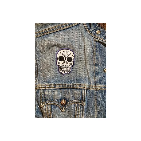 【サイズ】約7.5cmＸ５cmアメリカのデザイナー　KRUSE の作品メキシコ　D.O.D    Dead Of Dead  死者の日　のスカルお洒落【つけ方】・アイロンワッペンです。熱粘着可能ですが普段使い、洗濯などではがれてくることがあ...