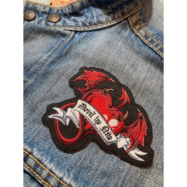 サイズ　：約11cmX9cmアメリカ　LETHAL THREAT デザイン　ワッペンDEVIL BY NIGHT　　闇の悪魔バイカー御用達のブランドです【つけ方】こちらの商品は、裏面にノリがついてはおりますが、衣料用接着剤もしくは縫い付けを...