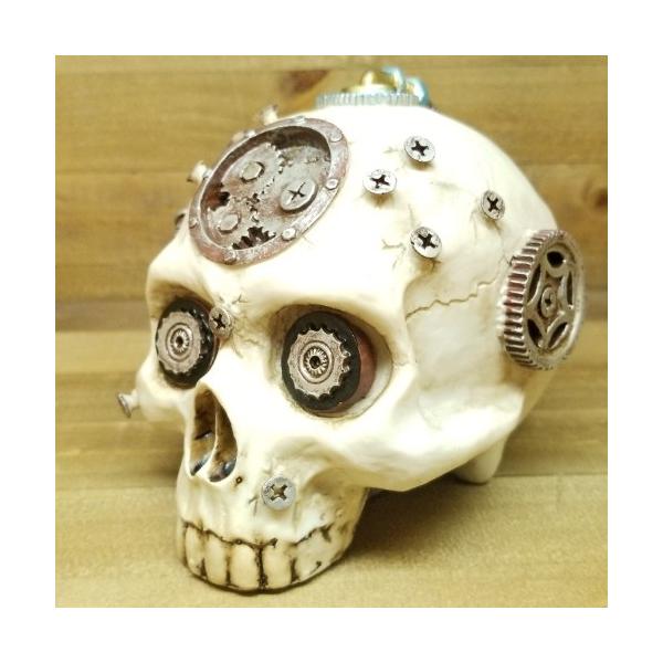 *メール便非対応です。サイズ(メーカー表記インチ換算です。)約:高さ12cm 幅11.5cm 奥行14cm【ガラスホルダー】直径：4cm　高さ：3cm 古びたパイプ配管、ギア、ビスを施したスチームパンクのスカルヘッド！メカニカルでアンティー...