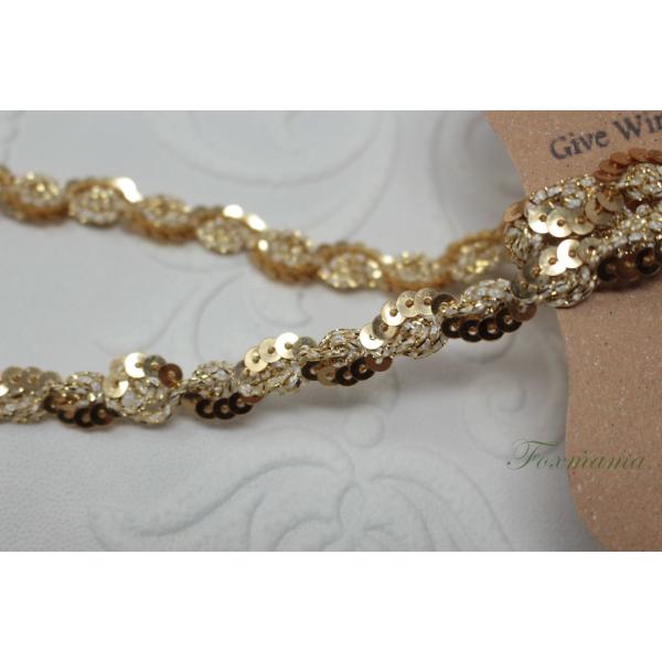 ＊ラメ糸の混じったコードとスパンコールからなるブレードです。【サイズ】 幅:約10mm多少の誤差はご了承ください。【お伝えしたいこと】・中国製です。・品質的に安定していなかったり作りが粗い部分があります。・色落ちの可能性があるため、淡色のも...