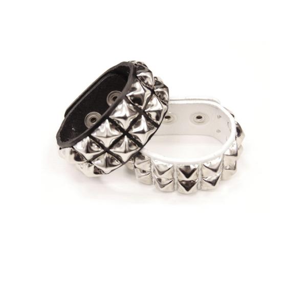 USメイドにこだわり、リアルレザーで良質な作りが多くのミュージシャンやスケーター達に評価を得ているスタッズベルト＆アクセサリーメーカー。こちらは小ぶりのピラミッドスタッズをあしらった2連ブレスレットタイプです。ハードなスタイルに合わせるも良...