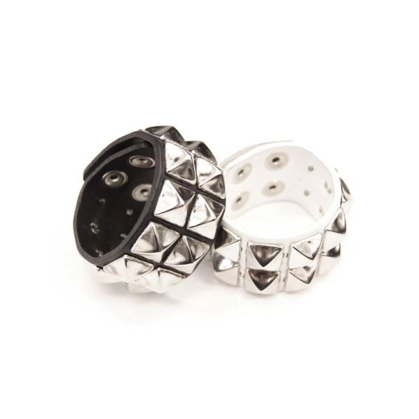 USメイドにこだわり、リアルレザーで良質な作りが多くのミュージシャンやスケーター達に評価を得ているスタッズベルト＆アクセサリーメーカー。こちらは大ぶりのピラミッドスタッズをあしらった2連ブレスレットタイプです。ハードなスタイルに合わせるも良...