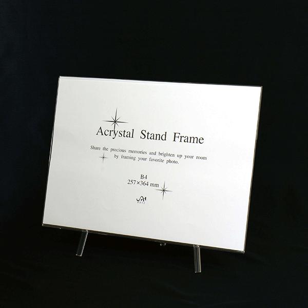 商品名：アクリスタルスタンドフレーム　APF-19 B4 横本体サイズ:305×364×130ｍｍ　材質:　この商品の特徴：簡単に写真の入れ替えができます。季節のイメージやお気に入りを飾りましょう！※上記寸法は多少の誤差があります。あらかじ...