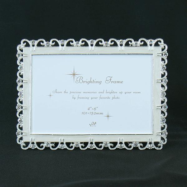 商品名：ブライティングフレーム BR28　写真サイズ：101×152mm本体サイズ:128×173mm　材質:鉛錫合金　向き：2WAY使用可（縦、横）この商品の特徴：フラワー、アラベスク、リボン等をデザインしたキュートに煌めく人気アイテムで...