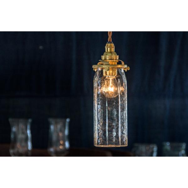 岐阜県飛騨高山で宙吹きガラスで制作される安土草多さんのペンダントライトです。安土さんの作られるガラスは柔らかみを感じさせまた、どこか凛とした透明なグラスを作られていますムードのある光をお楽しみ下さい※電球は別売りとなります。お近くの電気屋な...