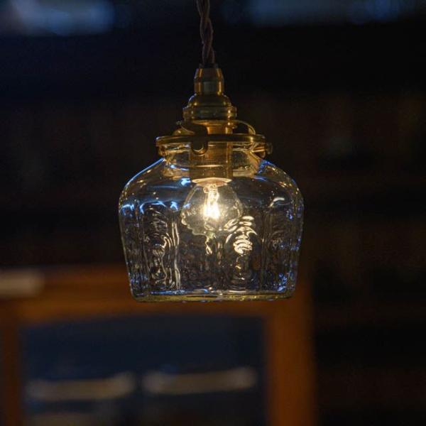 岐阜県飛騨高山で宙吹きガラスで制作される安土草多さんのペンダントライトです。安土さんの作られるガラスは柔らかみを感じさせまた、どこか凛とした透明なグラスを作られていますムードのある光をお楽しみ下さい※シーリング接続部(天井側)のコードの黒い...