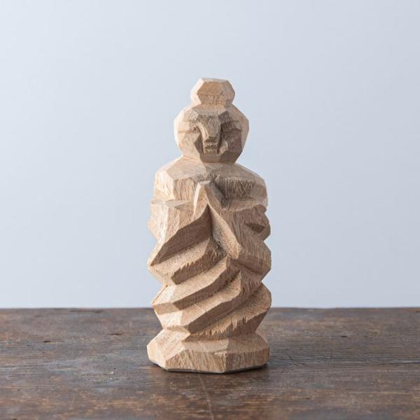 岡山県勝田郡の昭雲工房さんの叩き彫祈り 9.5cm 山田尚公作 17109です。昭雲工房は三代目 山田尚公さんと息子さんのお二人で制作されています。工程のほとんどをノミと金槌だけで行う「叩き彫」は独特の荒々しいスタイルが特徴。生み出される作...